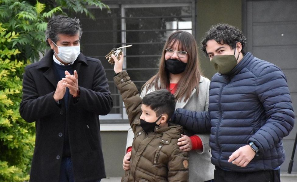 INSTITUTO PROVINCIAL DE VIVIENDA » El IPV estuvo presente en la entrega de viviendas Procrear II ...